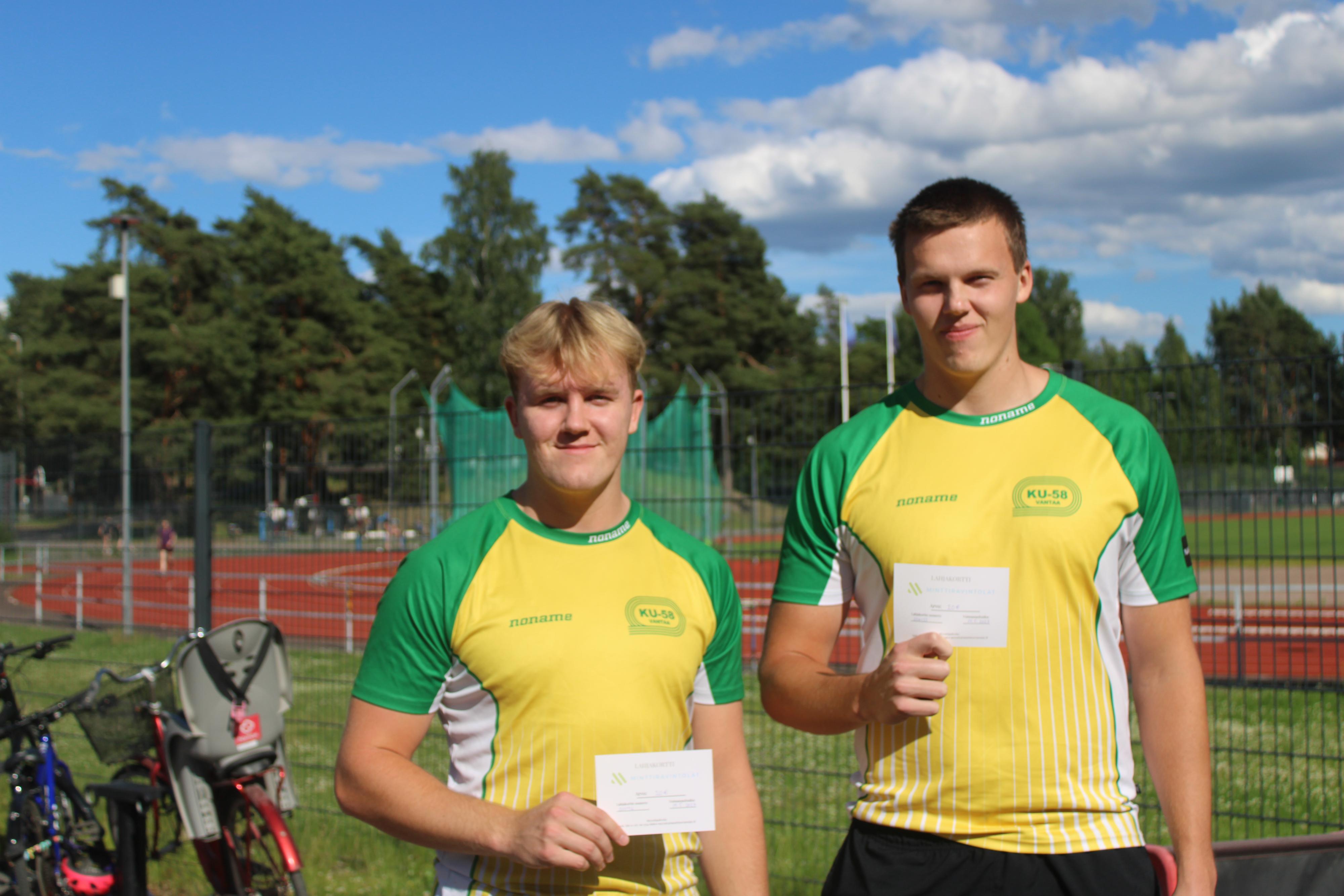 Max ja Mico Hiekkaharjussa - Kenttäurheilijat-58 ry